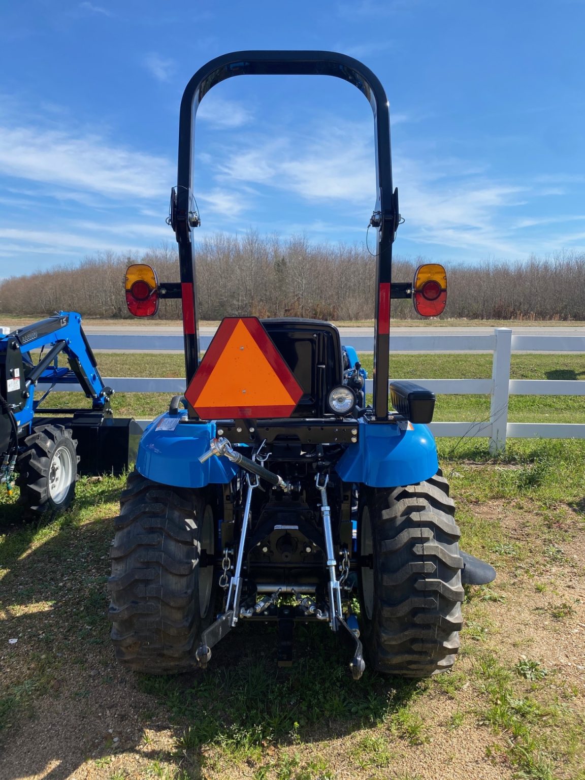 LS Tractor XJ2025H – HST Compact Tractor w/ LL2102 Loader – Parkway ...